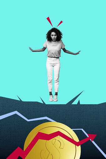 복합 트렌드 아트 워크 스케치 콜라주 흑백 젊은 아가씨 혼란스런 스탠드 위기 평가 절하 손실 돈 금이 간 예산 인플레이션 20 24세에 대한 스톡 사진 및 기타 이미지