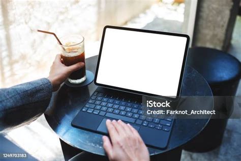 커피를 마시면서 컴퓨터 Pc로 빈 흰색 데스크톱 화면태블릿 터치 패드를 사용하고 만지는 여성 노트북에 대한 스톡 사진 및 기타