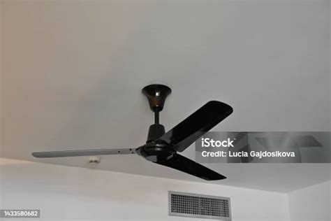 공기 상태를 지원하기 위해 호텔 방에 설치된 플라스틱으로 만든 나무 잎이있는 검은 천장 팬을 볼 수 있습니다 선풍기 전기 설비에 대한 스톡 사진 및 기타 이미지 Istock