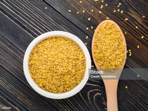 흰색 그릇 그리고 원시 Bulgur 어두운 갈색 나무 배경에 나무로 되는 숟가락 탑 뷰 텍스트에 대 한 공간을 복사 갈색에 대한 스톡 사진 및 기타 이미지 Istock