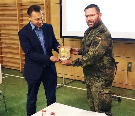 Straßberg Barbara Besiegelt Die Patenschaft Albstadt And Umgebung Schwarzwälder Bote