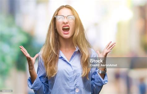 젊은 아름 다운 금발 비즈니스 여자 격리 된 배경 미친 미친 소리 고 적극적인 식와 팔 제기 함에 안경 착용 좌절 개념입니다