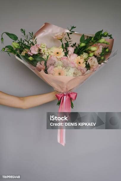 회색 벽 배경에 꽃의 아름다운 화려한 꽃다발을 들고 매우 아름다운 꽃집 여자 결혼식에 대한 스톡 사진 및 기타 이미지 결혼식 꽃 나무 꽃 도라지 Istock