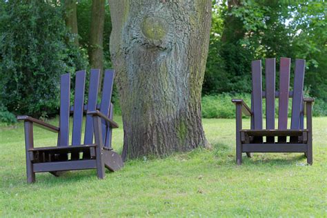 공원에서 녹색 잔디밭에서 휴식을 위한 두 개의 나무의 자 0명에 대한 스톡 사진 및 기타 이미지 0명 가구 경관 Istock