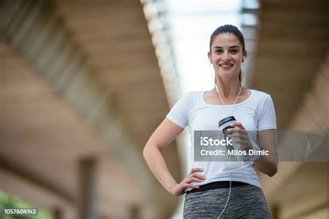 Perempuan Muda Bersiap Untuk Berlari Foto Stok Unduh Gambar Sekarang