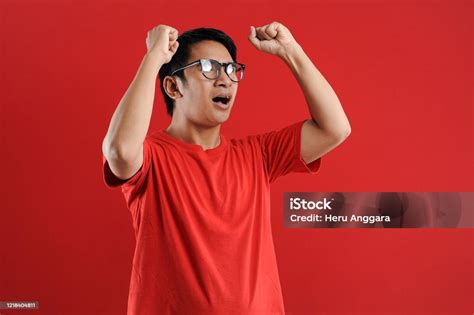젊은 아시아 남자 행복 하 고 흥분 표현 승리 제스처 성공과 축하 남자에 대한 스톡 사진 및 기타 이미지 남자 비명 함성 Istock