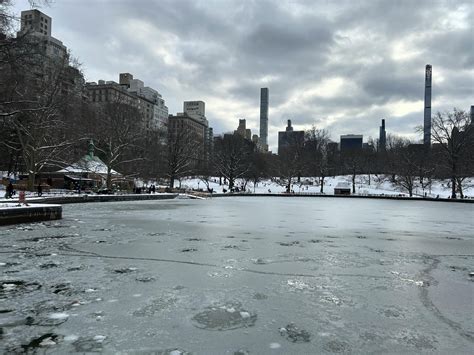 우와 ~~~ 센팍 너무 이쁘다 친구랑 커피 마시고 센팍에서 놀다 헤어지고 자라 갈려고 74가 부터 쭉 내려왔거든 걸어서 근데 어떤 짱개 같은 미친 남자 세끼가 따라 오는