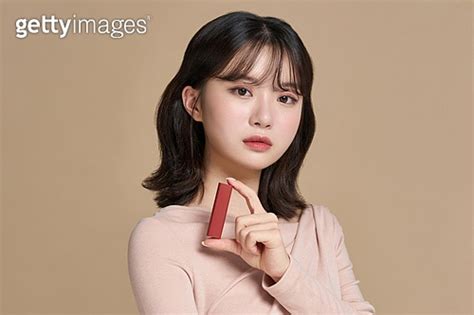 대한민국 한국 여성 뷰티 가을 계절 색조화장 화장품 미녀 아름다운사람 귀여움 물체묘사 이미지