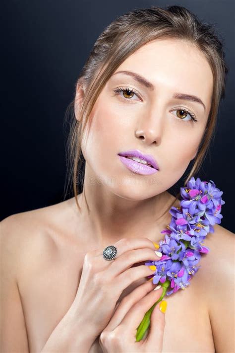 Zamknięty Portret Piękna Naga Dziewczyna Z Jaskrawym Obraz Stock Obraz złożonej z model