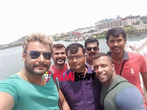 ಚಕ್ರವರ್ತಿಯಲ್ಲಿ ದರ್ಶನ್ ನ್ಯೂ ಲುಕ್ ಹೇಗಿದೆ ನೋಡಿದ್ರಾ Actor Darshans