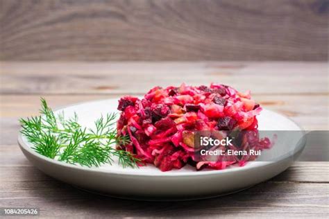 국립 러시아 샐러드vinaigrette삶은 야채 소금에 절인 양배추 절인된 오이 접시에 0명에 대한 스톡 사진 및 기타 이미지