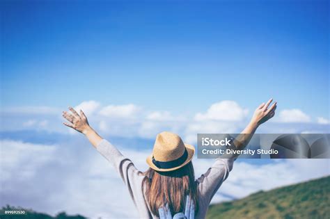 젊은 여성 여행자 인상 팔을 편안 하 고 큐에서 산의 아름 다운 안개 낀 바다로와 매 팬 산책길도이 Inthanon 국립 공원에서 치앙마이 주 태국 5월에 대한 스톡 사진