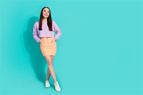 아름 다운 아가씨 모습 빈 공간 포즈를 취하는 전체 길이 사진 옷을 입은 세련된 바이올렛 의류 아쿠아 마린 색상 배경에 고립 갈색 머리에 대한 스톡 사진 및 기타 이미지