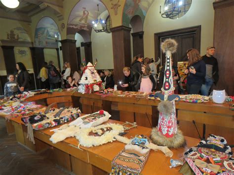 Кукерски маски на благотворителен базар в Областна управа