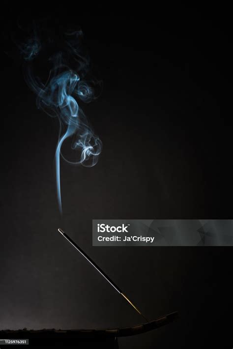 담배 향 블랙 배경에 연기와 함께 스틱 순수한 휴식 테마 연기 증기 연기 파 안개와 안개 효과 0명에 대한 스톡 사진 및 기타 이미지 Istock