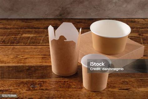 거리 패스트 푸드 종이 컵 접시 및 용기 나무 배경에 친환경 식품 포장 자연과 재활용 개념의 보살핌 가방에 대한 스톡 사진 및 기타 이미지 Istock