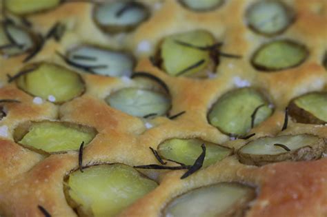 얇게 썬 감자를 얹고 로즈마리 잎으로 장식된 수제 이탈리아 포카치아 빵 덩어리의 풀 프레임 이미지 높은 전망 0명에 대한 스톡 사진 및 기타 이미지 Istock