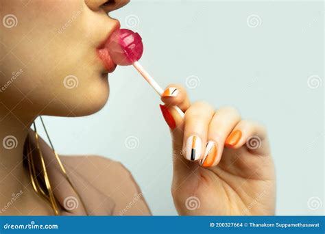 Cierre Chica Sexy Chupa Chispa Mujer Chupando Dulces Dulces Lienzos Labios Lengua La Boca De