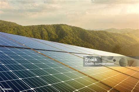 산 정상에 태양 전지판 녹색 에너지의 메가 프로젝트 기업 가정 및 스마트 시티에 지속 가능한 에너지 새로운 세대의 힘 깨끗하고 환경 친화적입니다 0명에 대한 스톡 사진 및