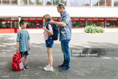 아빠는 아이들을 학교에 안내하고 딸이 여학생을위한 배낭을 쓰도록 도와줍니다 학교 개념으로 돌아가기 교실에 대한 스톡 사진 및 기타 이미지 Istock