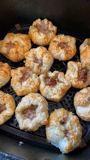 갈변 모모스 에어 프라이어 팬에서 조리 된 소시지 고기로 채워진 흰 밀가루와 물 반죽의 이미지 높은 전망 0명에 대한 스톡 사진 및 기타 이미지 Istock