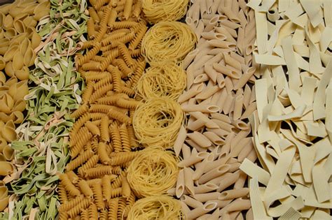 건조 한 이탈리아 파스타의 종류와 모양의 다양한 이탈리아 마카로니 생 음식 배경 또는 질감 파스타 스파게티 나선형 모양의 파스타 0명에 대한 스톡 사진 및 기타 이미지