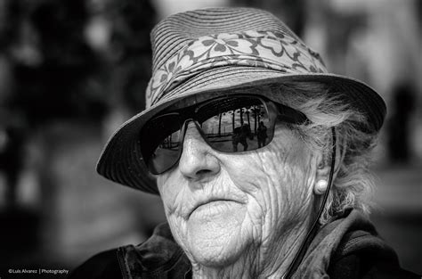 무료 이미지 남자 집 밖의 사람 창조적 인 검정색과 흰색 화이트 카메라 사진술 시티 남성 초상화 렌즈 수확고 니콘 검은 단색화 표정 닫다