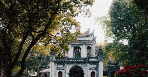 나무와 관목으로 둘러싸인 커다란 흰색 건물 사진 Unsplash의 하노이 이미지