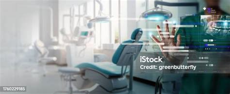 환자와 상호 작용하는 치과 의사는 Vr 컴퓨터를 사용하여 다양한 치료 치과 진료를 혁신하기 위해 Ai 기술로 치료 일정 관리를 작성하는 Vr 컴퓨터를 사용합니다 치과에 대한