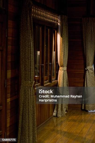 Interior Pedesaan Kamar Tidur Kabin Kayu Ruang Tamu Dan Dapur Di Pondok Foto Stok Unduh Gambar