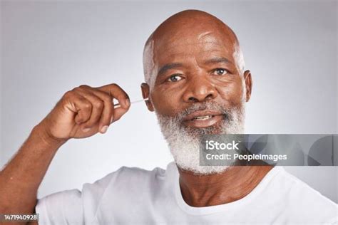 고위 흑인 남성 귀 청소 및 왁스 제거를 위한 면봉 손질 위생 및 셀프 케어 화장품 귀지 클리너가 흰색 스튜디오 배경에 있습니다 노인 아프리카 모델 얼굴 및 바디 케어