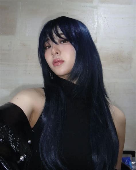 Huh Yunjin Instagram Celebridades Pelo Azul Shinne Kpop