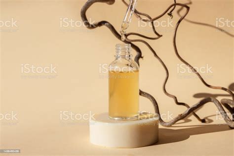 혈청 또는 오일의 열린 화장품 병과 베이지 색 자연 배경에 피펫 얼굴 피부 관리 아로마 오일 천연 바이오 화장품의 개념 유기농 스파 화장품 병에 대한 스톡 사진 및 기타