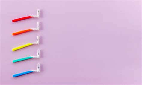 분홍색 배경의 중괄호와 치과 간 공간을 청소하기 위한 멀티 컬러 브러시 구강 위생은 성공적인 치료입니다 맨 위 보기입니다 플랫 레이 텍스트공간을 복사합니다 0명에 대한 스톡