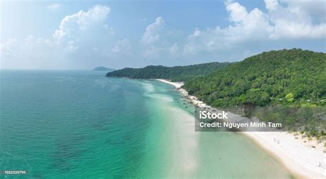 하얀 모래가 길게 뻗어있는 상 해변 구부러진 초승달 모양의 해안에 솟아 오르는 녹색 코코넛 나무 이 곳은 Phu Quoc 섬의 진정한 낙원과 같습니다 Kiên Giang
