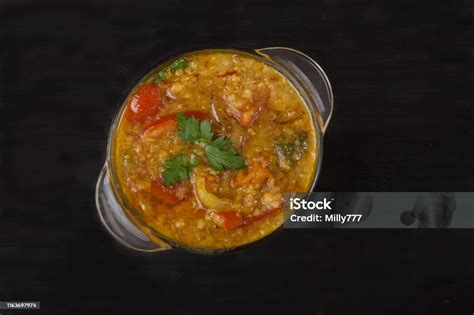 검은 배경에 향신료 허브 양파 마늘이 있는 유리 그릇에 담긴 붉은 렌즈콩 수프 스파를 복사합니다 0명에 대한 스톡 사진 및 기타