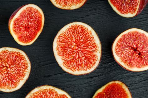 잘 익은 무화과 사각형에 새겨진 질감의 형태로 검은 색 텍스처 배경에 다진 무화과의 창조적 인 다이어그램 0명에 대한 스톡 사진 및 기타 이미지 Istock