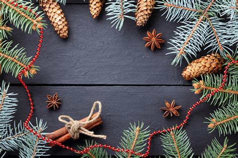 크리스마스 패턴 전나무 가지와 소나무 콘입니다 계 피 아니 스 및 전나무 가지 어두운 보드에 크리스마스 지점과 전나무 콘