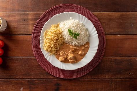 Strogonoff De Frango Acompanhado De Salada De Arroz E Batata Palha Foto Premium