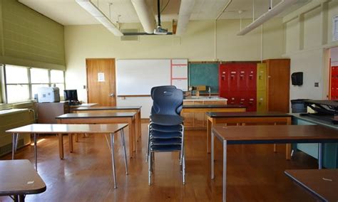 Oregon Schools Face Layoffs Larger Class Sizes Amid Financial Crisis