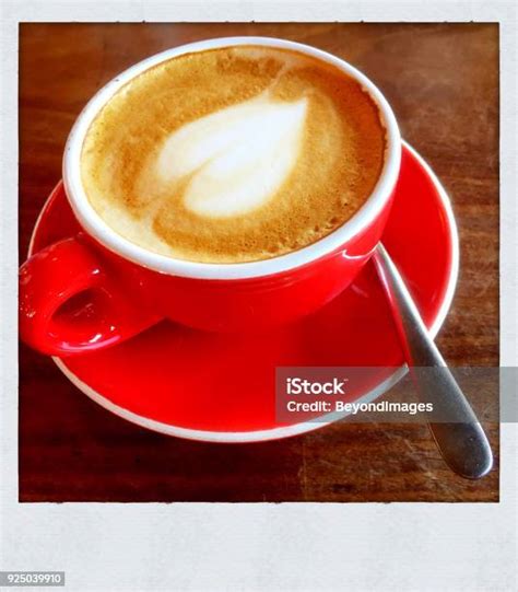 심장모양의 거품 아트와 커피에 스 프레소의 커피 순간 빨간 컵 0명에 대한 스톡 사진 및 기타 이미지 0명 기포 음료 낮 Istock