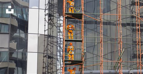 갈색과 회색 콘크리트 건물 사진 Unsplash의 무료 건설 노동자 이미지