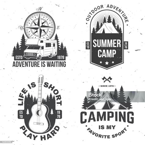 캠핑 배지 세트 벡터 일러스트레이션 셔츠 또는 로고 인쇄 우표 또는 티에 대한 개념 나침반 기타 캠핑 캐러밴 자동차 텐트 산 도끼 및 숲 실루엣이있는 빈티지 타이포그래피