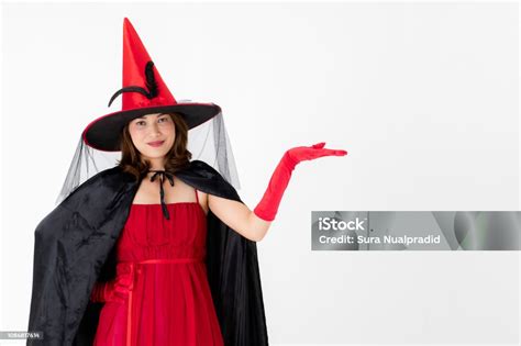 빨간색 의상 보면 뭔가 들고 처럼 왼손을 높이 Famale 마녀 같은 여자 흰색 배경에 촬영 스튜디오 개념에 대한 스톡 사진 및 기타 이미지 Istock