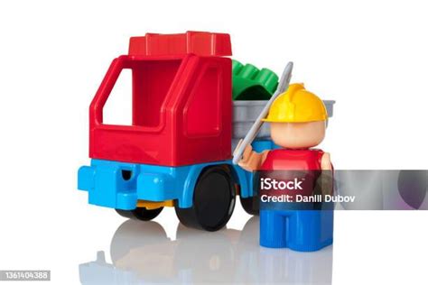 흰색 배경에 고립 된 몸 건설 현장과 어린이 건설 건설 공사 노동자 및 트럭 장난감 가게에 대한 스톡 사진 및 기타 이미지 장난감 가게 농장 완구류 Istock