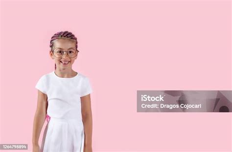 분홍색 배경 위에 카메라 복사 공간을보고 안경에 감정적 인 미소 어린 소녀 교육에 대한 스톡 사진 및 기타 이미지 교육 귀여운 긍정적인 감정 표현 Istock