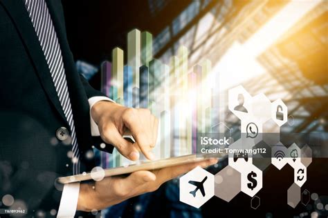 태블릿 컴퓨터와 현대 기술 개념을 사용하여 비즈니스 맨 연결에 대한 스톡 사진 및 기타 이미지 연결 태블릿 경영자 Istock