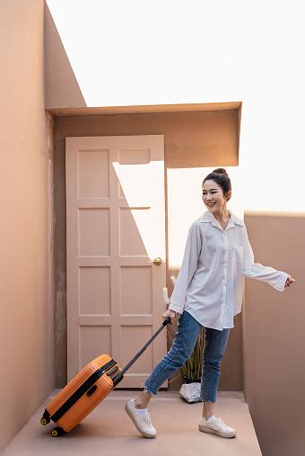 젊은 아름 다운 아시아 여자 여행자의 초상화는 휴가 여름 시간에 여행 가방 전체 몸을 들고 서 있습니다 여름에 행복 한 쾌활 한 아시아 소녀입니다 한국 대학 여성 패션