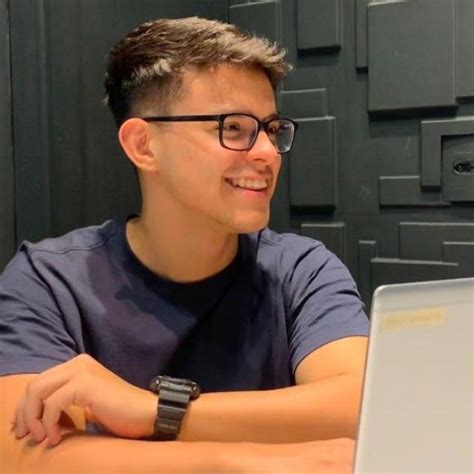 About Lorenzo Uriel Medium