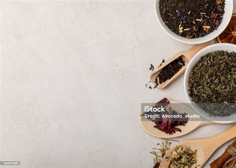 밝은 질감 배경에 차의 다른 종류 차 믹스구색블랙 그린 허브 및 히비스커스 차 측면도 공간을 복사합니다 0명에 대한 스톡 사진